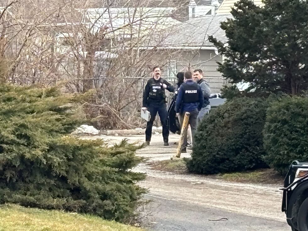 Police: 1 dead, 1 person of interest in custody in Moline Police: 1 dead, 1 person of interest in custody in Moline